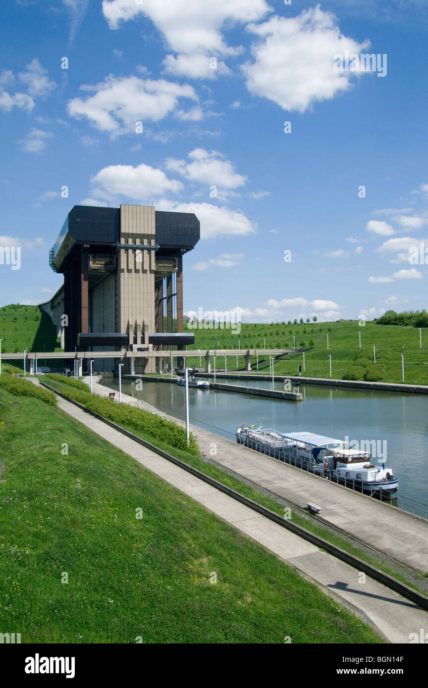 Strépy-Thieu, tallest boat lift in the world, at the Canal du Centre ...