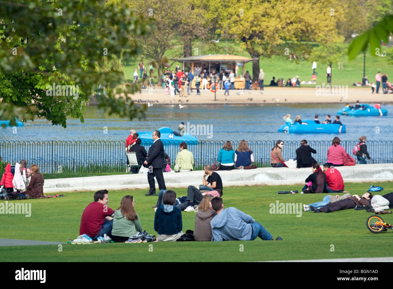 Hyde park london spring hi-res stock photography and images - Alamy