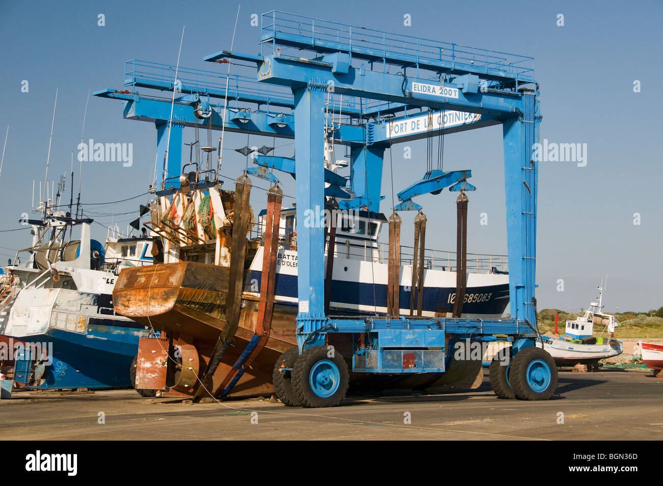 Gantry crane boat hi-res stock photography and images - Alamy