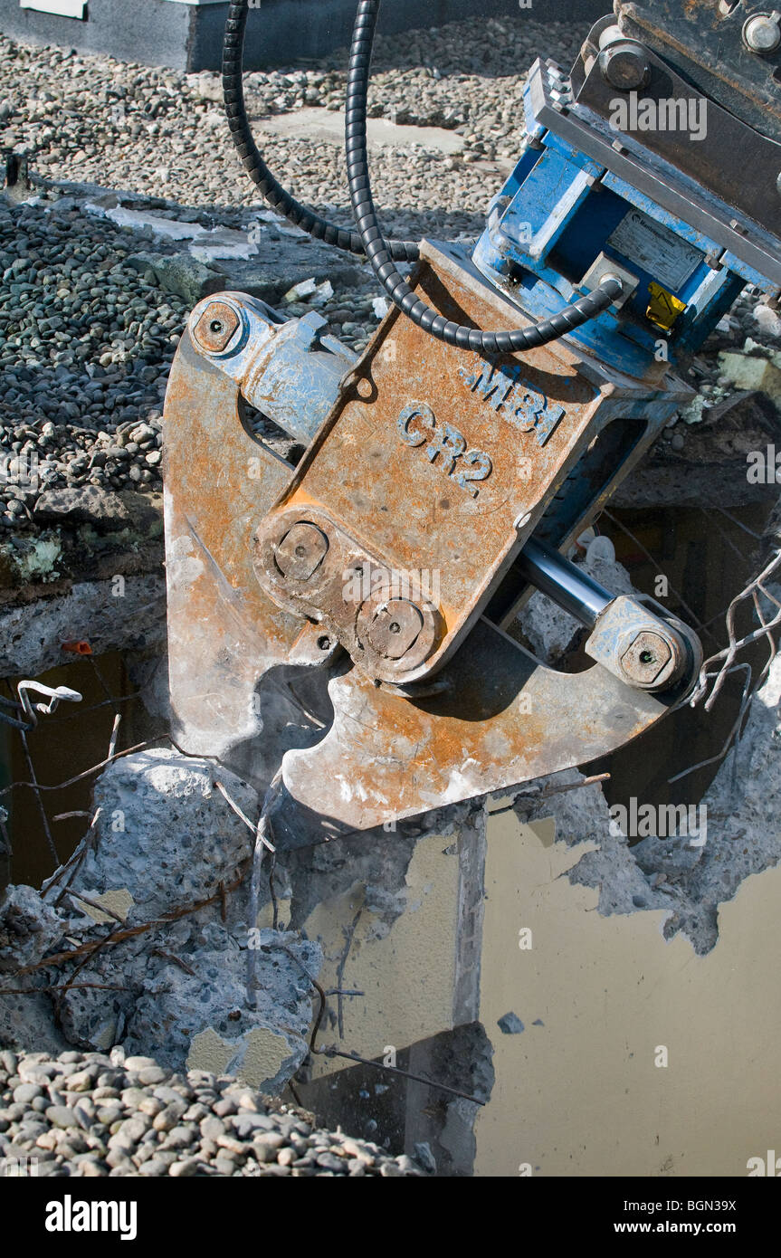 Hydraulic jaw on a demolition yard Stock Photo - Alamy