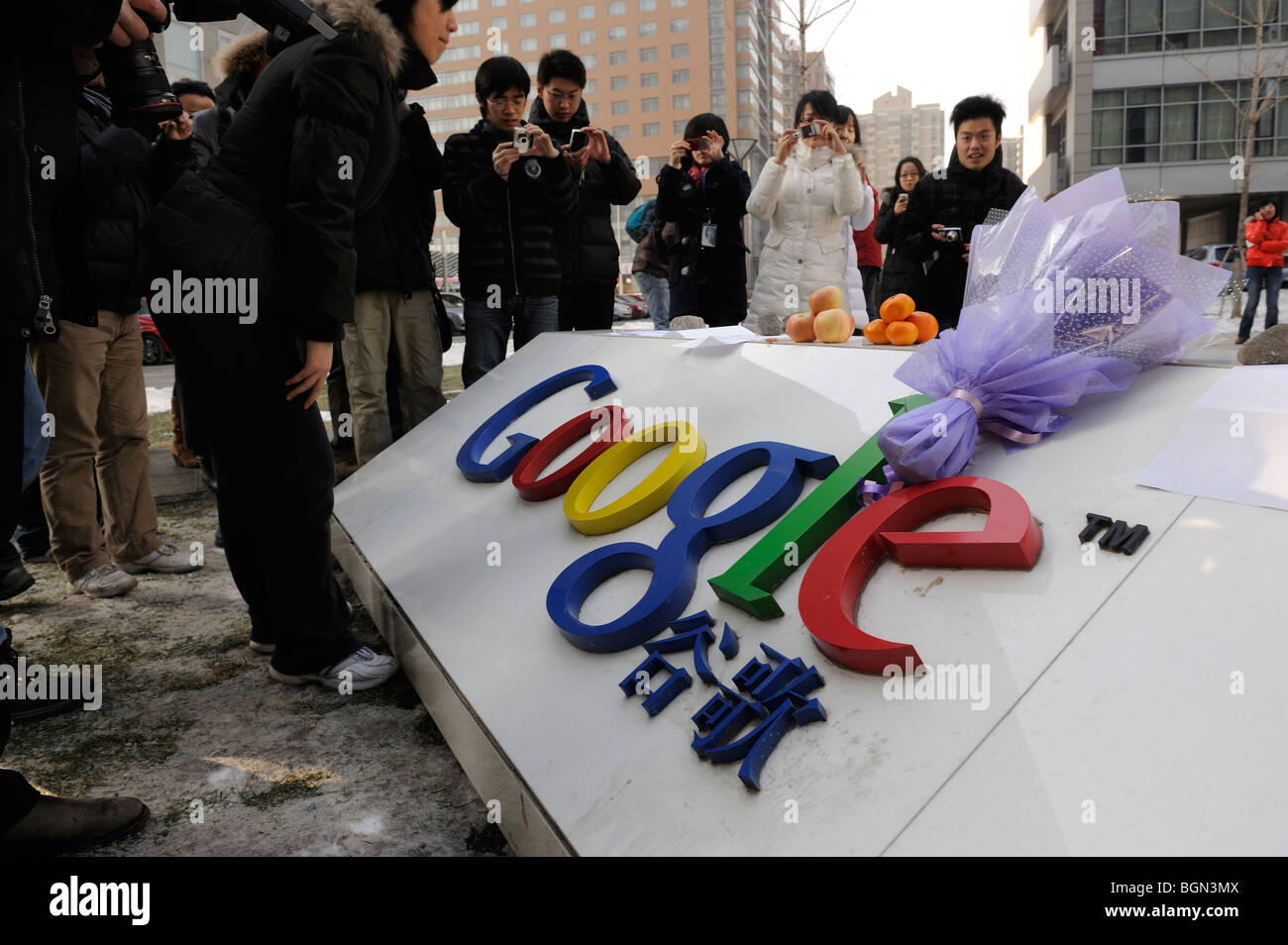 People look at the signboard of China's Google headquarters in Beijing ...