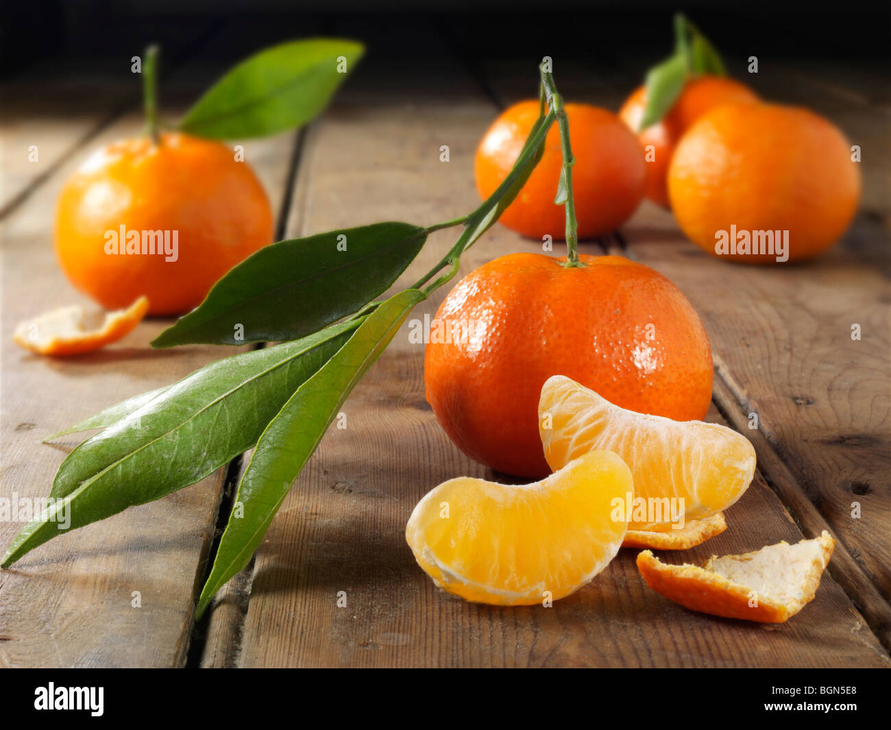 Fresh whole and cut mandarins in a kitchen Stock Photo - Alamy