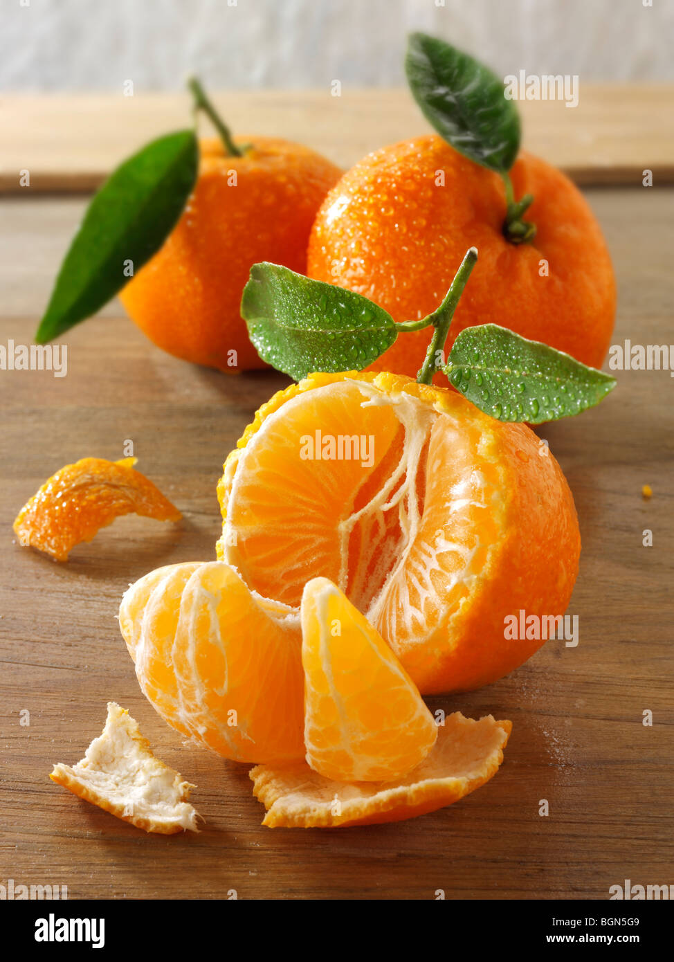 Fresh whole and cut mandarins in a kitchen Stock Photo - Alamy