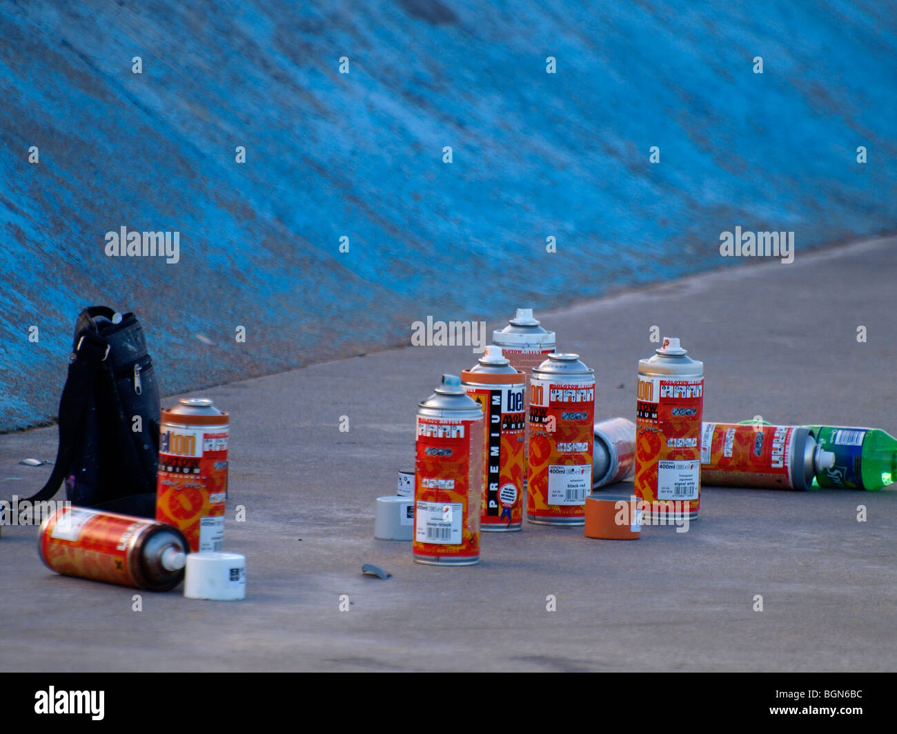 Graffiti artists spray paint hi-res stock photography and images - Alamy