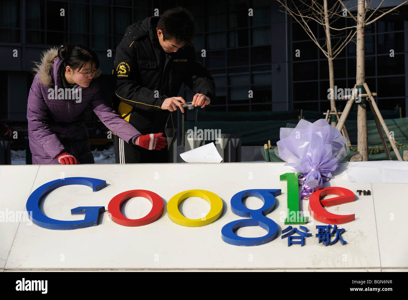 A man takes a picture of a note on the the signboard of China's Google ...