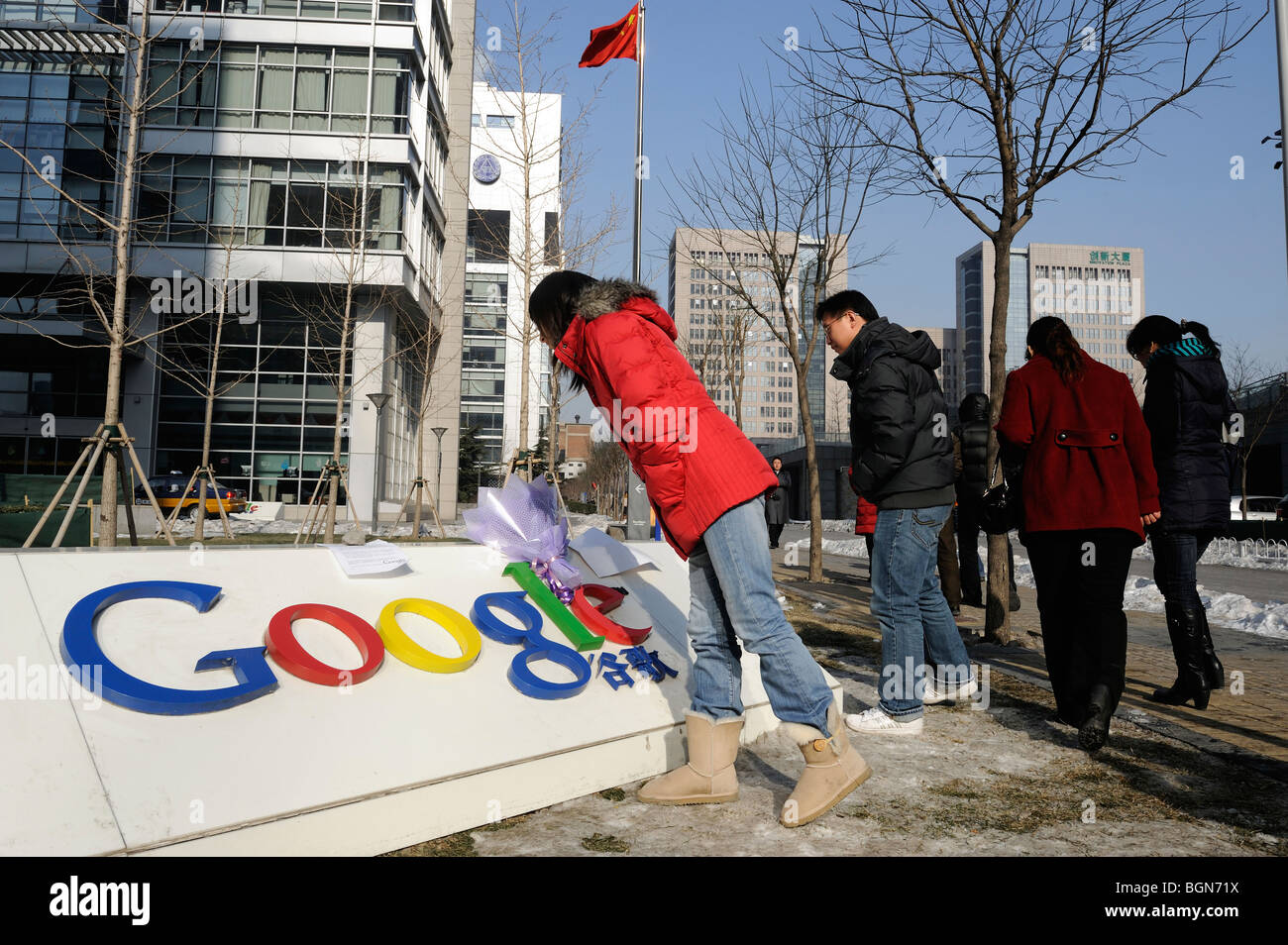 People look at the the signboard of China's Google headquarters in ...