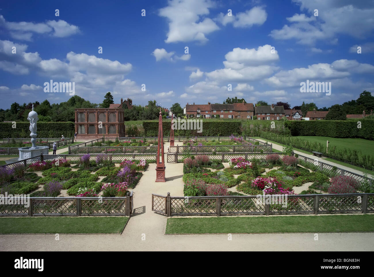 the elizabethan garden at kenilworth castle warwickshire the midlands ...