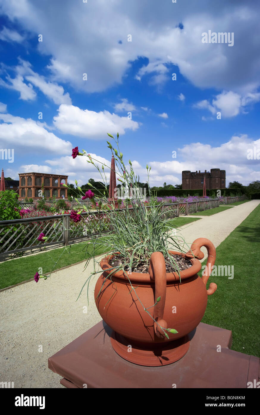 the elizabethan garden at kenilworth castle warwickshire the midlands ...