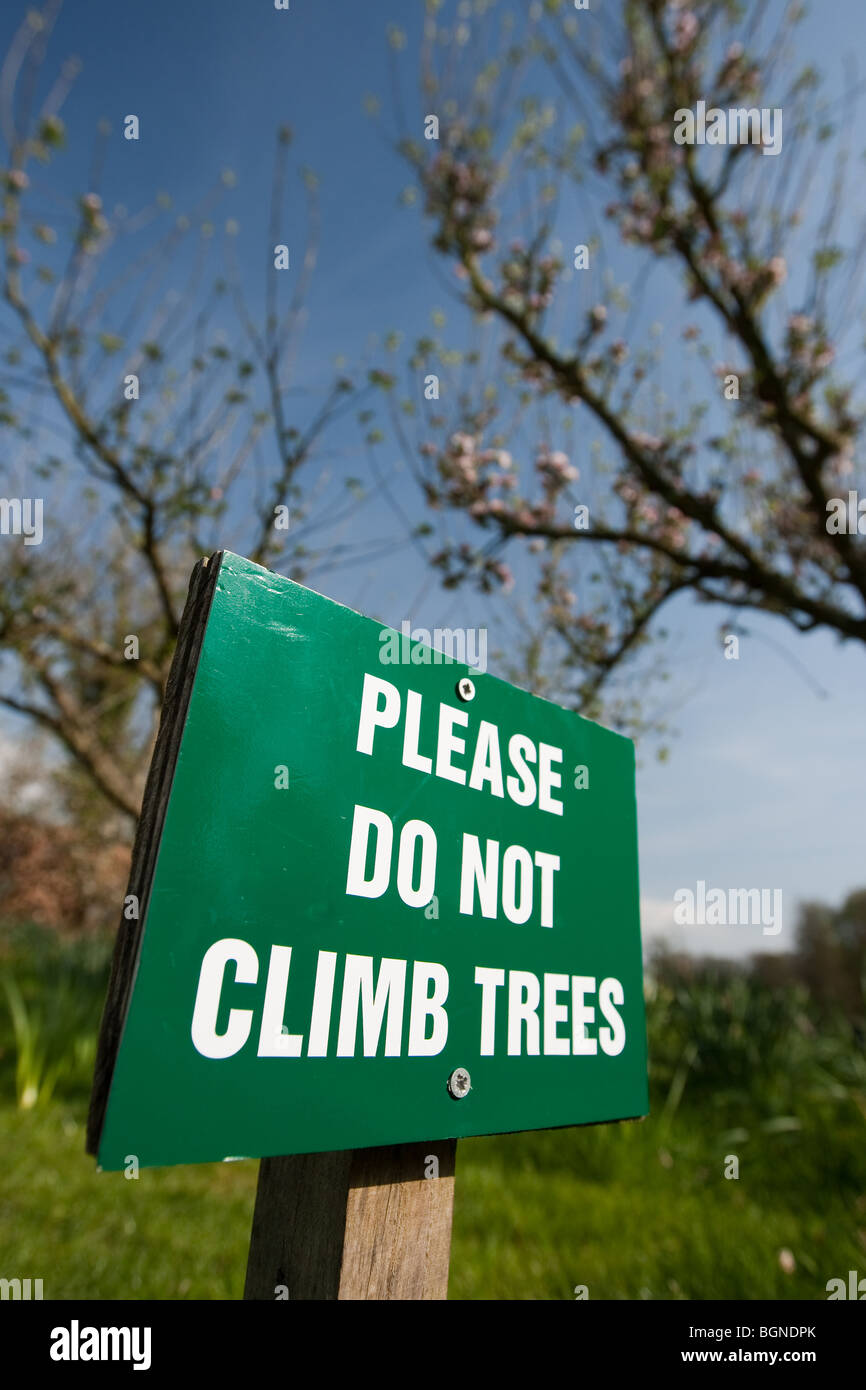 Sign saying do not sit here please hi-res stock photography and images ...