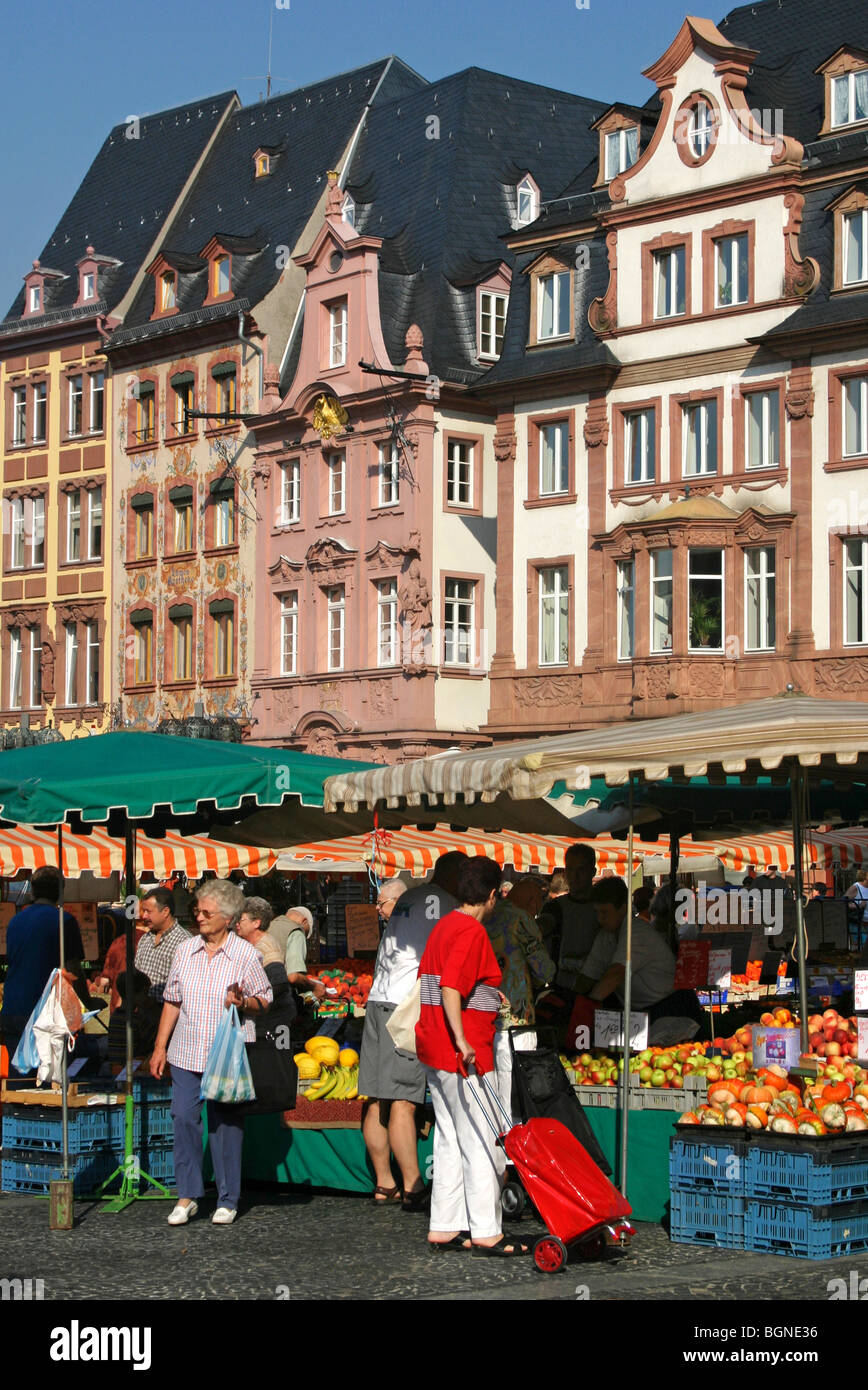People buying vegetables and fruit at the market in Mainz, Germany ...
