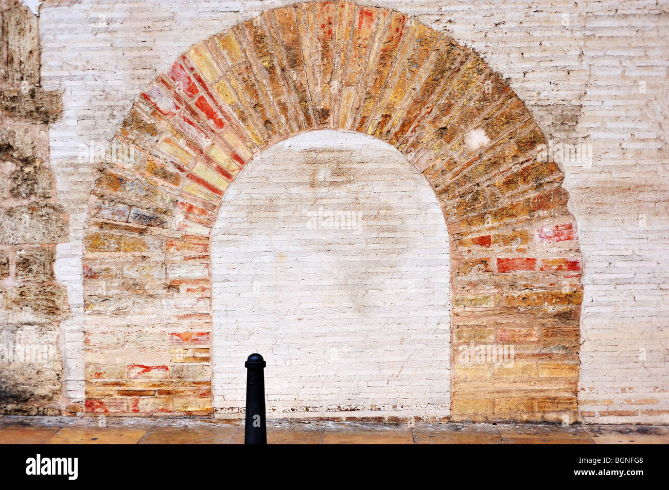 Arch bollard hi-res stock photography and images - Alamy