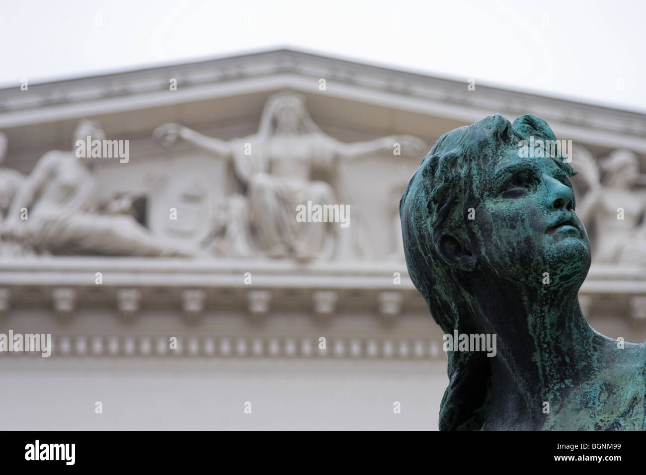 Statue in front of historical building Stock Photo - Alamy