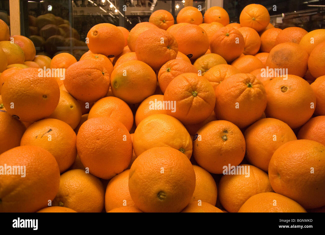 Oranges are seen in a grocery store in New York Stock Photo - Alamy