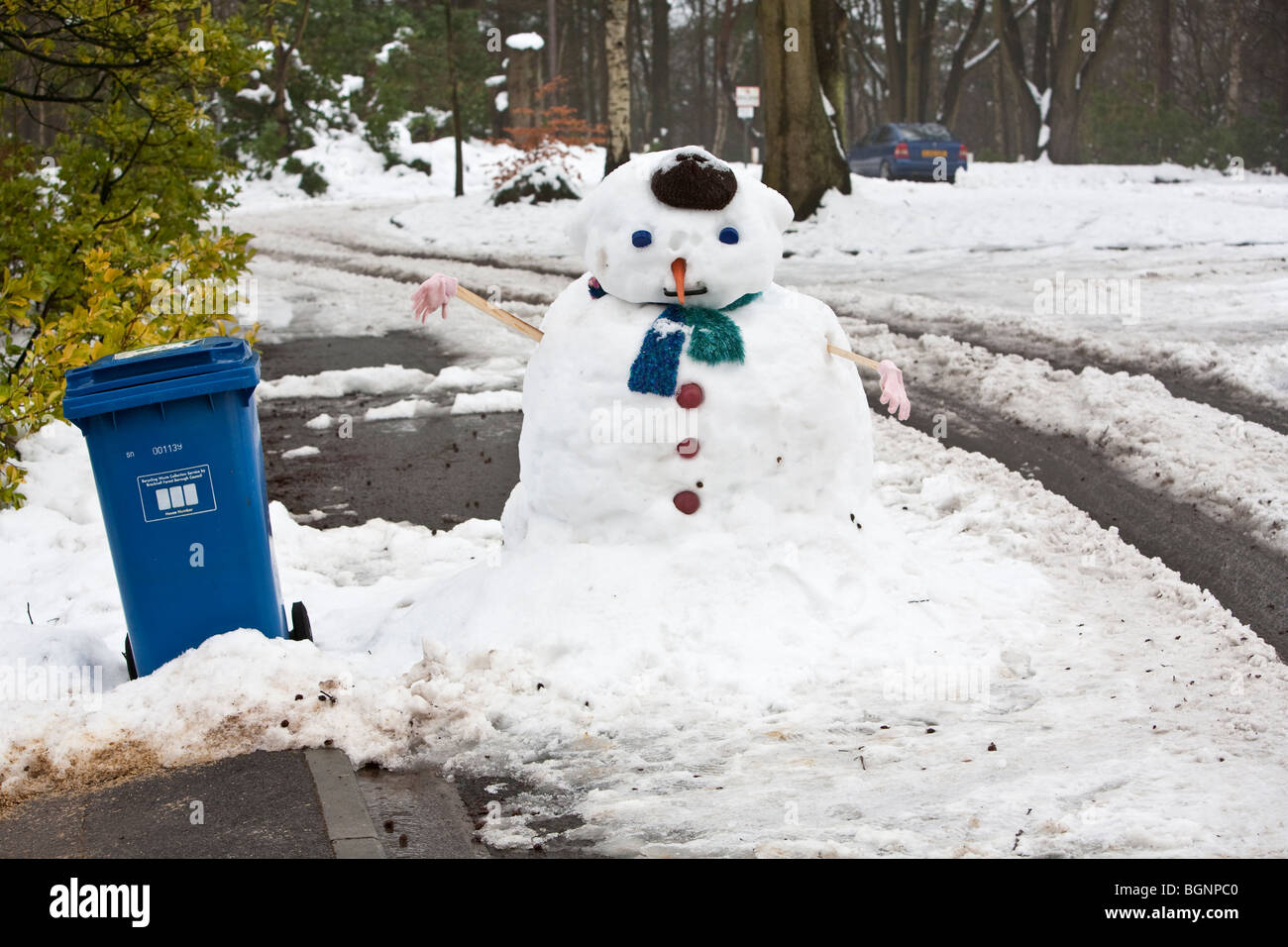 Bin next to road hi-res stock photography and images - Alamy