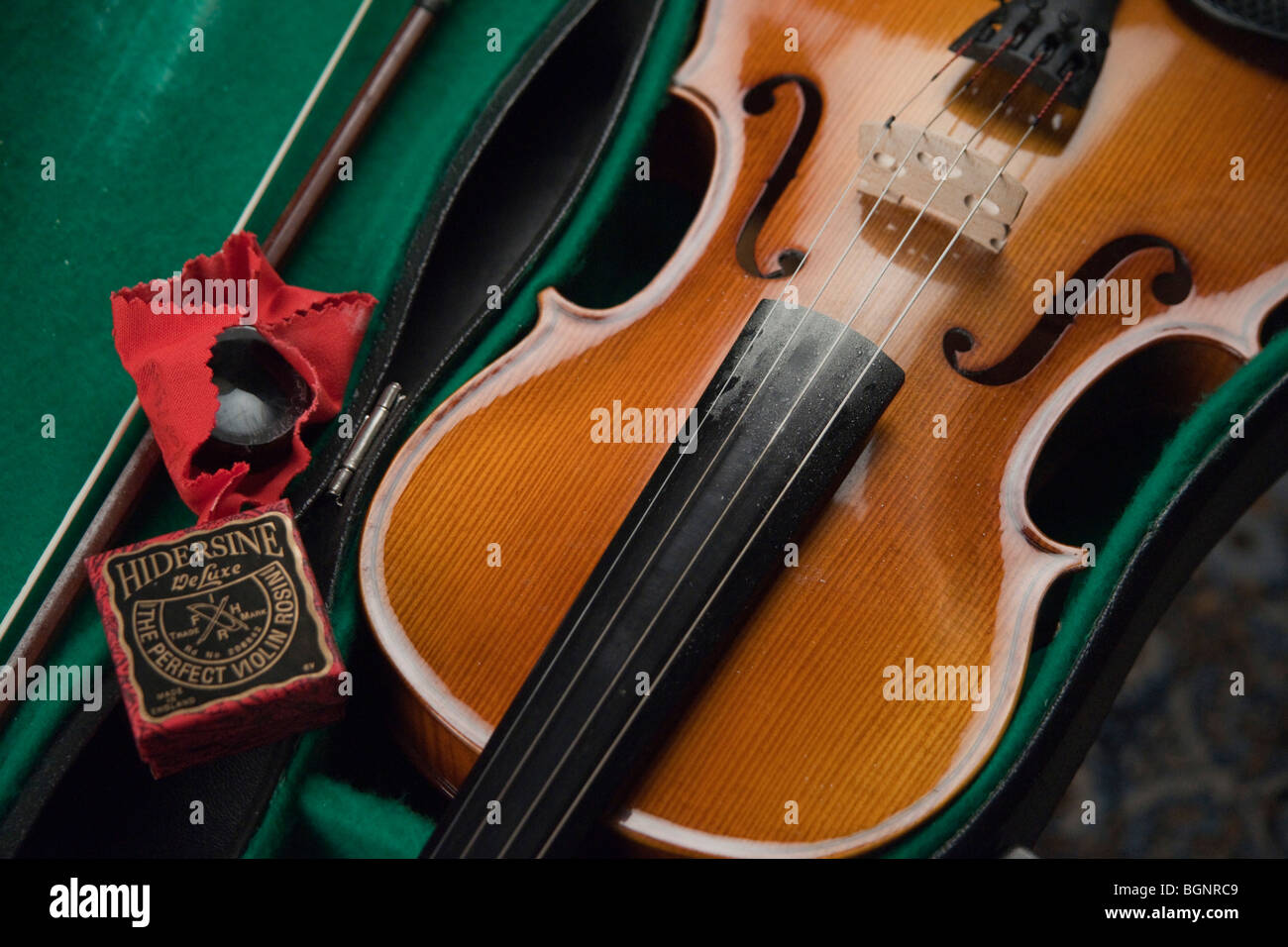 Viola and bow hi-res stock photography and images - Alamy