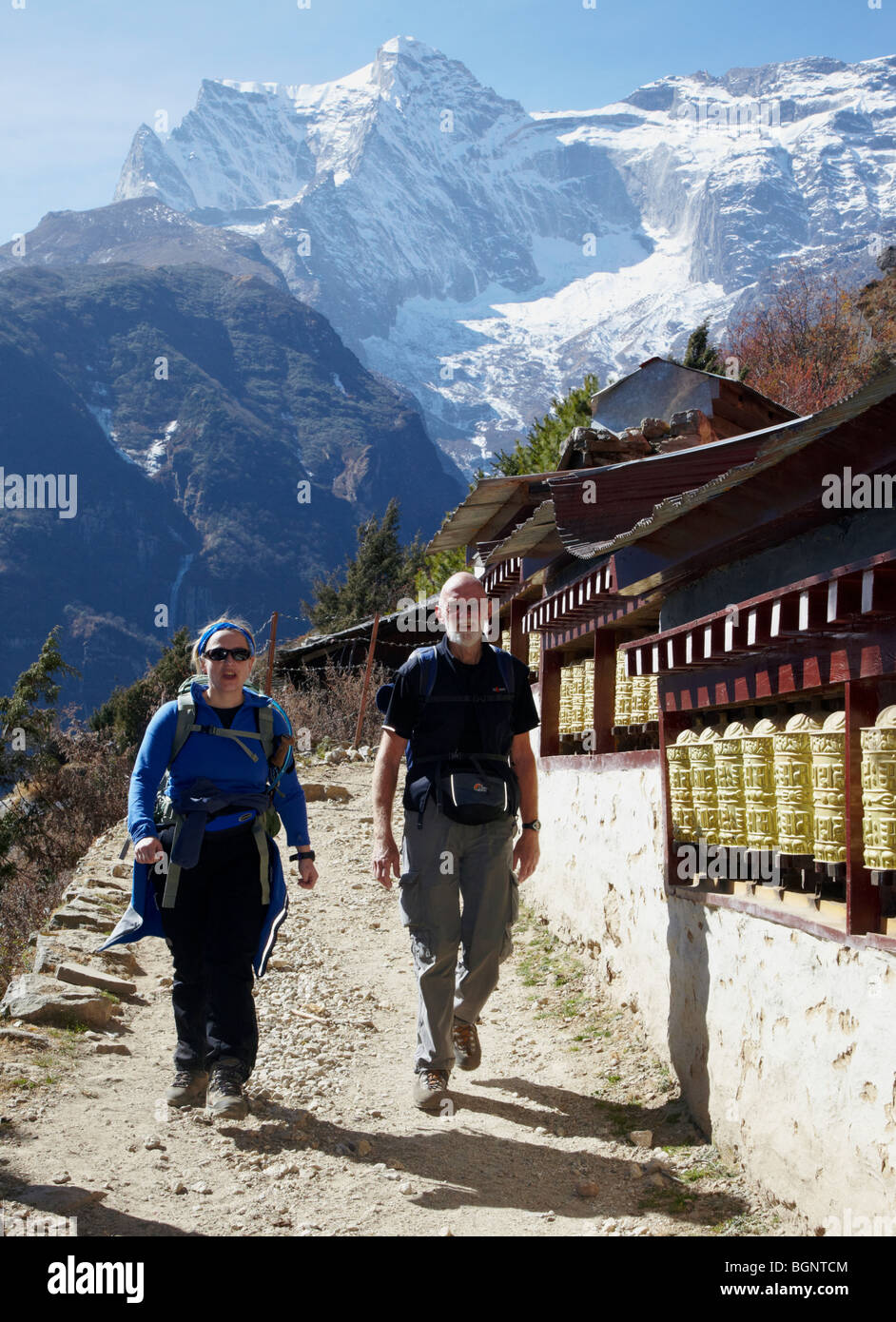 Trekkers In The Everest Marathon Himalayas Nepal Asia Stock Photo - Alamy