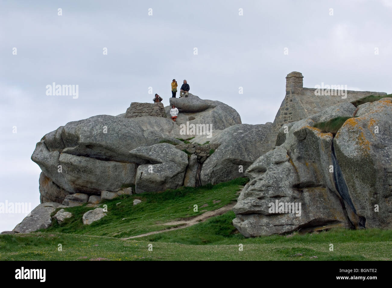 Wedged between rocks hi-res stock photography and images - Alamy