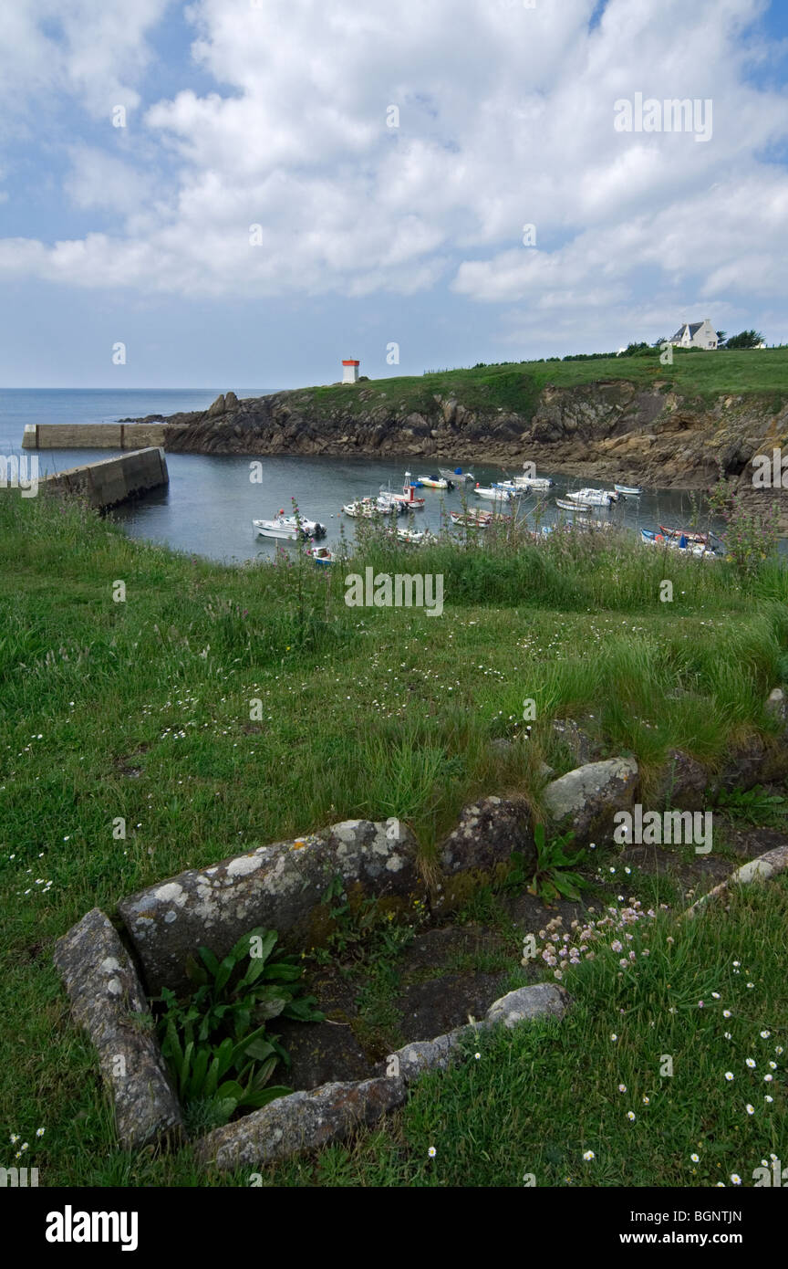 Old seaweed oven and boats in the little harbour of Pors-Poulhan ...