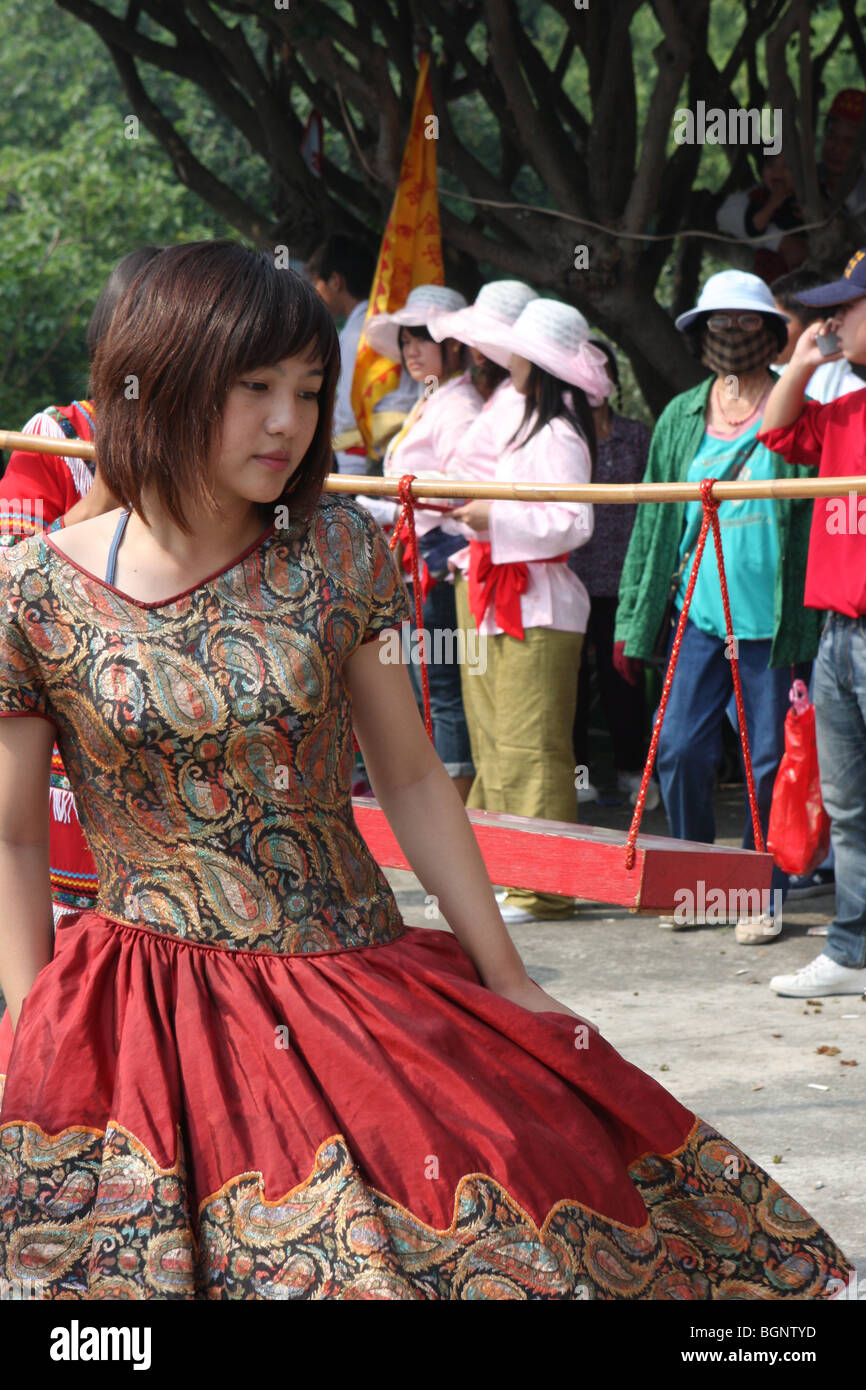 Traditional taiwanese festival dance hi-res stock photography and ...
