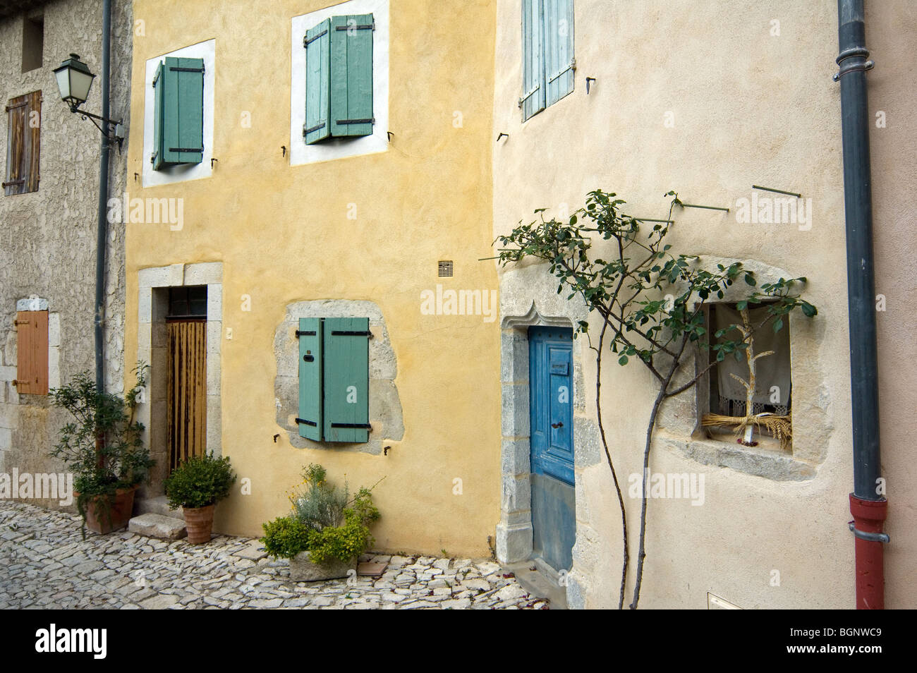 Alley in medieval french village hi-res stock photography and images ...
