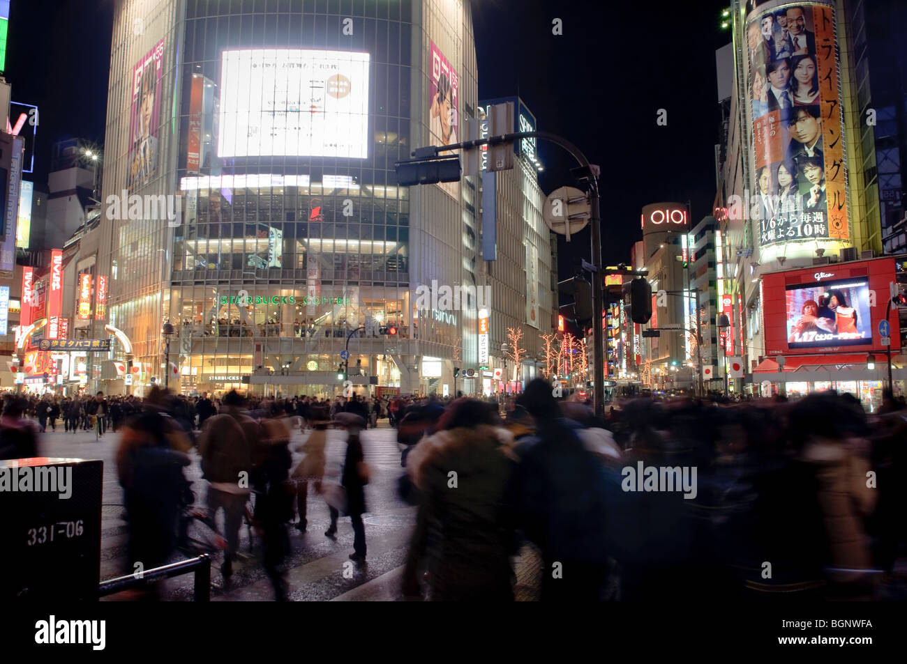 Shibuya crossing neon billboard hi-res stock photography and images - Alamy