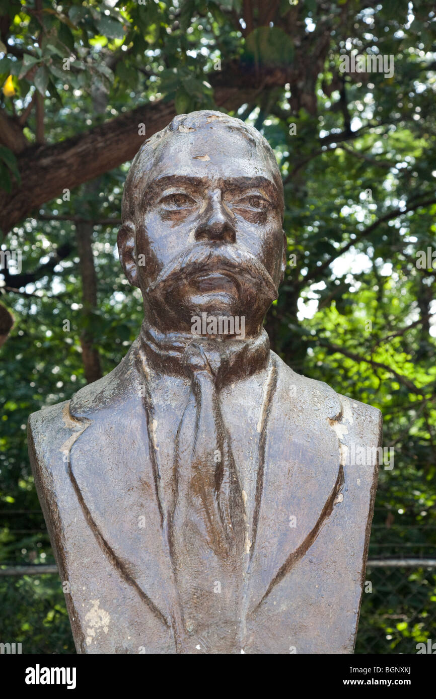 Emiliano zapata statue hi-res stock photography and images - Alamy