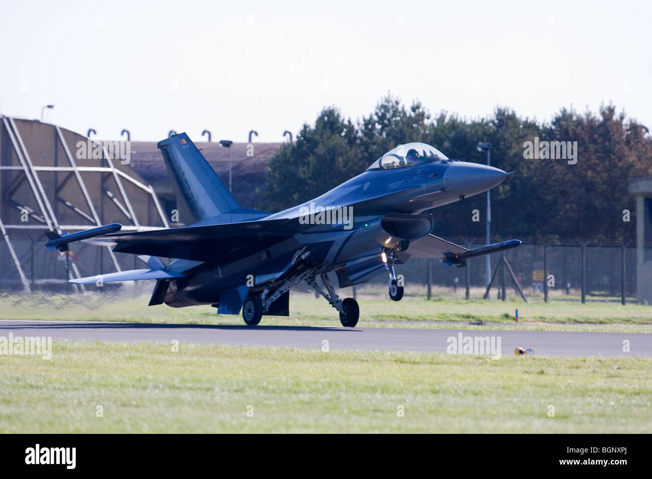 Belgian Airforce F-16 landing on runway at RAF Leuchars Airshow 2009 ...