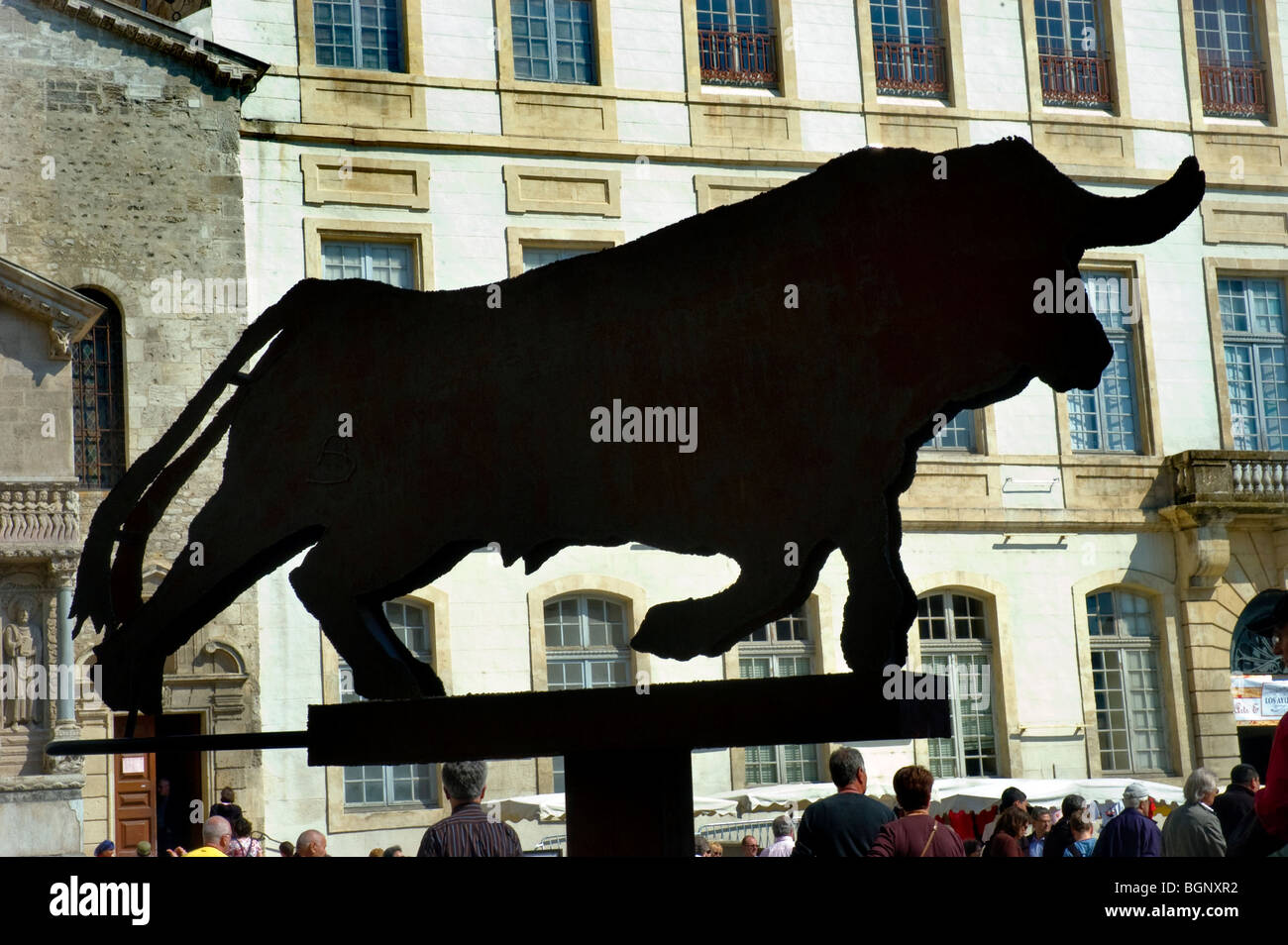 France bull sculpture silhouette art hi-res stock photography and ...