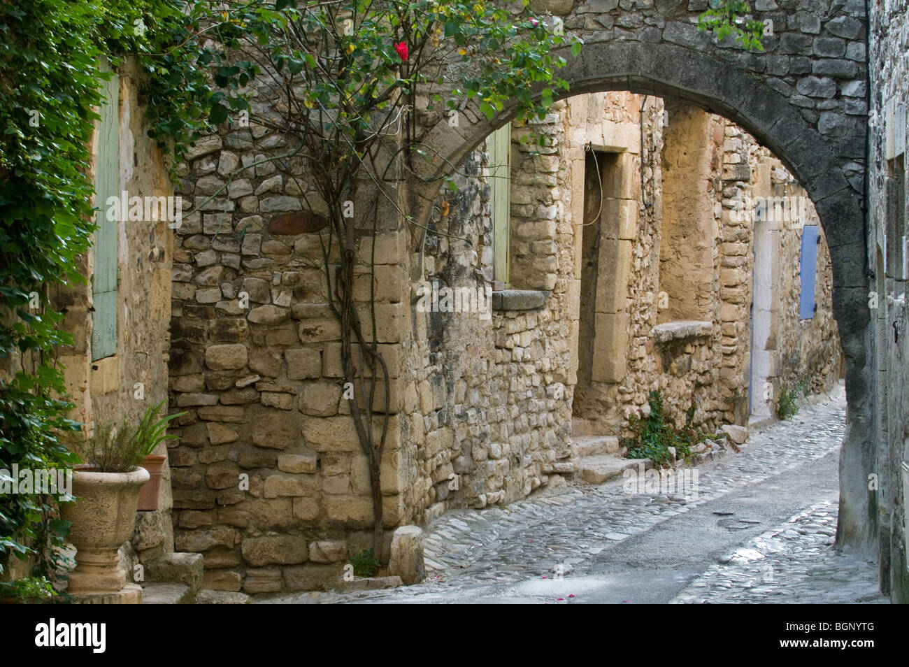 Alley in the old Roman town Vaison-La-Romaine, Provence, Provence-Alpes ...
