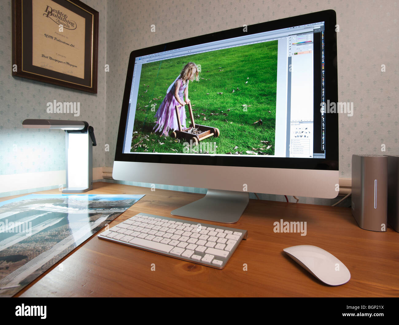 Desktop computer system apple hi-res stock photography and images - Alamy