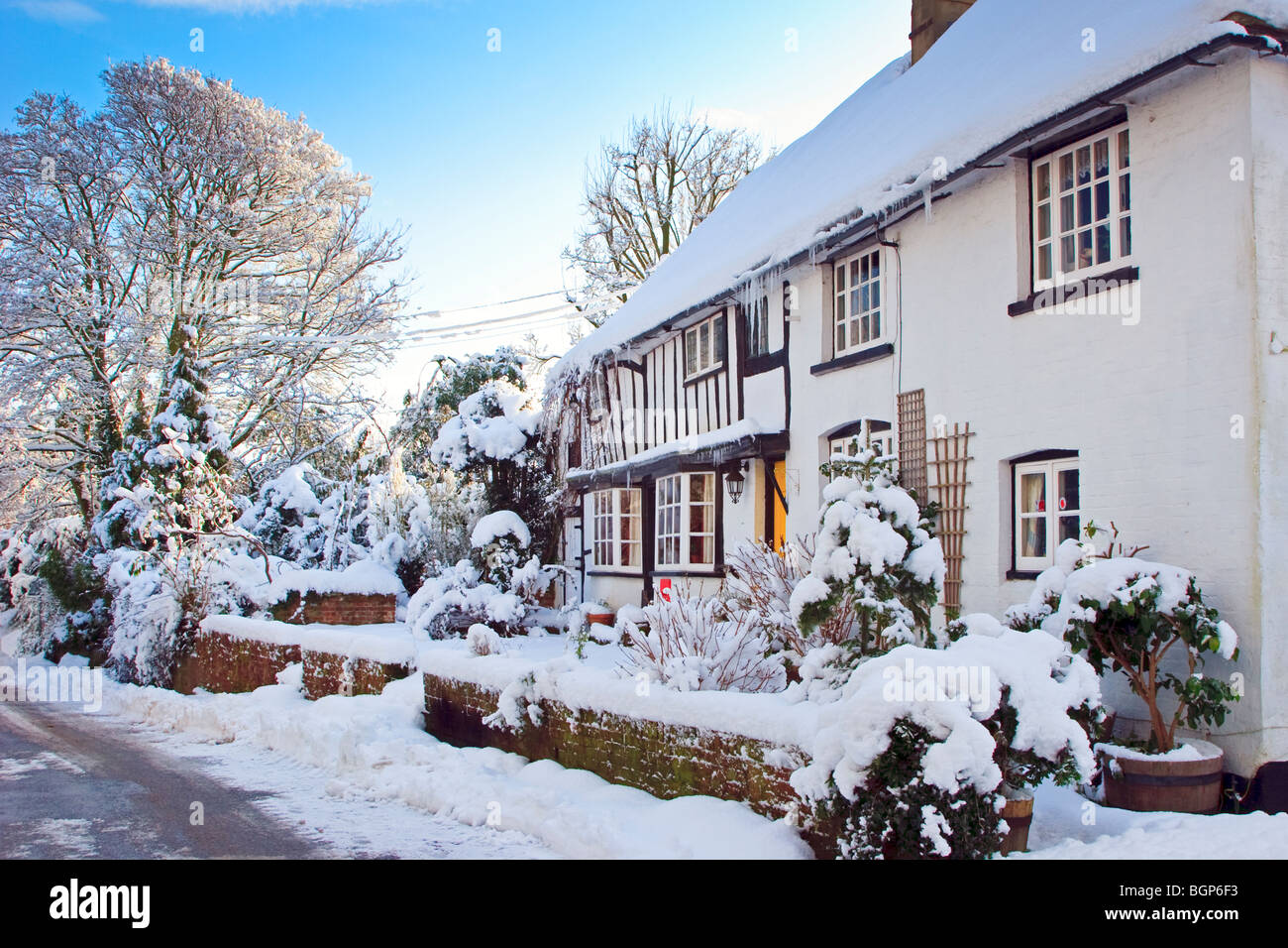 Cottage snow uk hi-res stock photography and images - Alamy