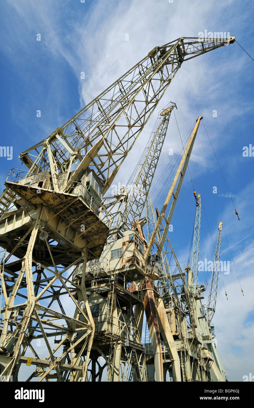 Harbour and dock cranes hi-res stock photography and images - Alamy