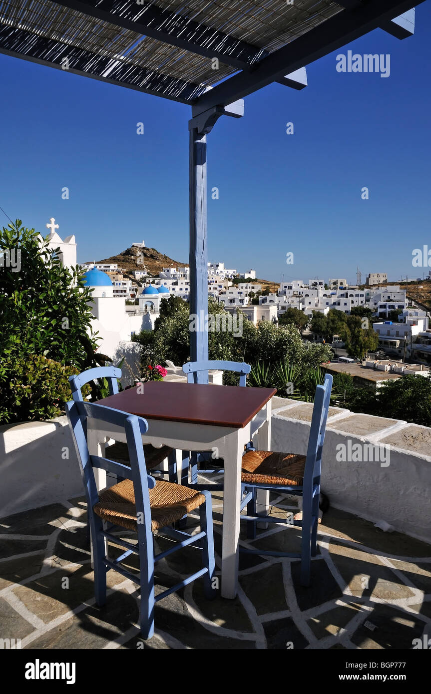 Traditional tavern at Chora (main town), Ios island, Greece Stock Photo ...