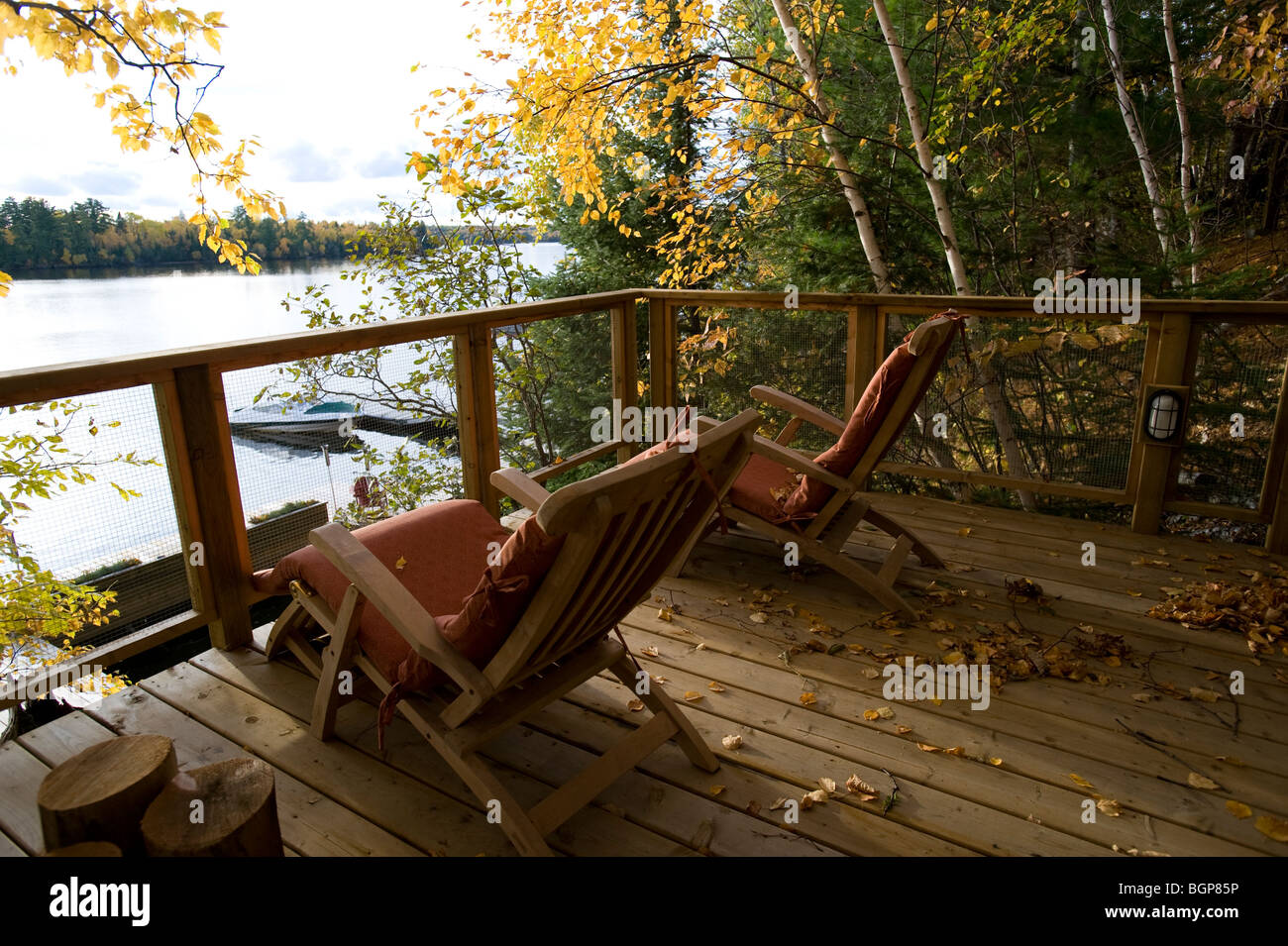 Cottage in woods fall foliage hi-res stock photography and images - Alamy