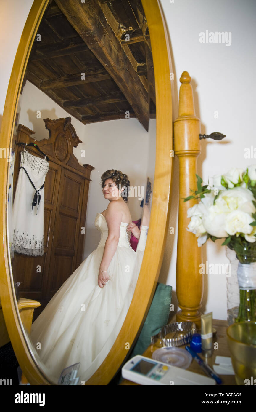 Bride preparation in front of the mirror Stock Photo - Alamy