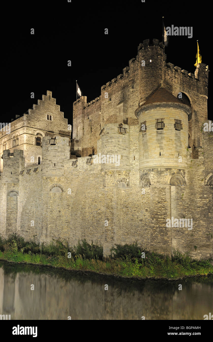 The medieval castle Gravensteen / castle of the count at night in Ghent ...