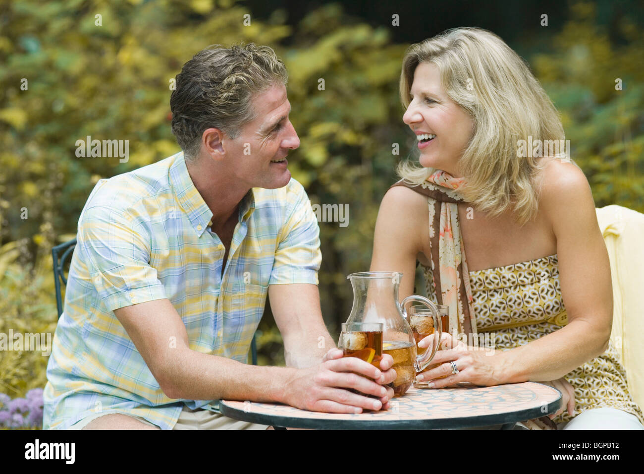 Couple sitting table drinks ice hi-res stock photography and images - Alamy