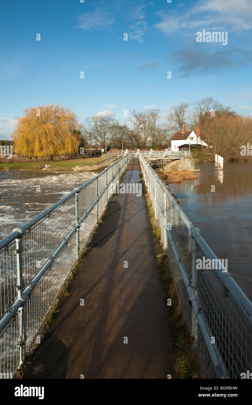 Benson Lock and Weir on the River Thames, Oxfordshire, UK Stock Photo ...