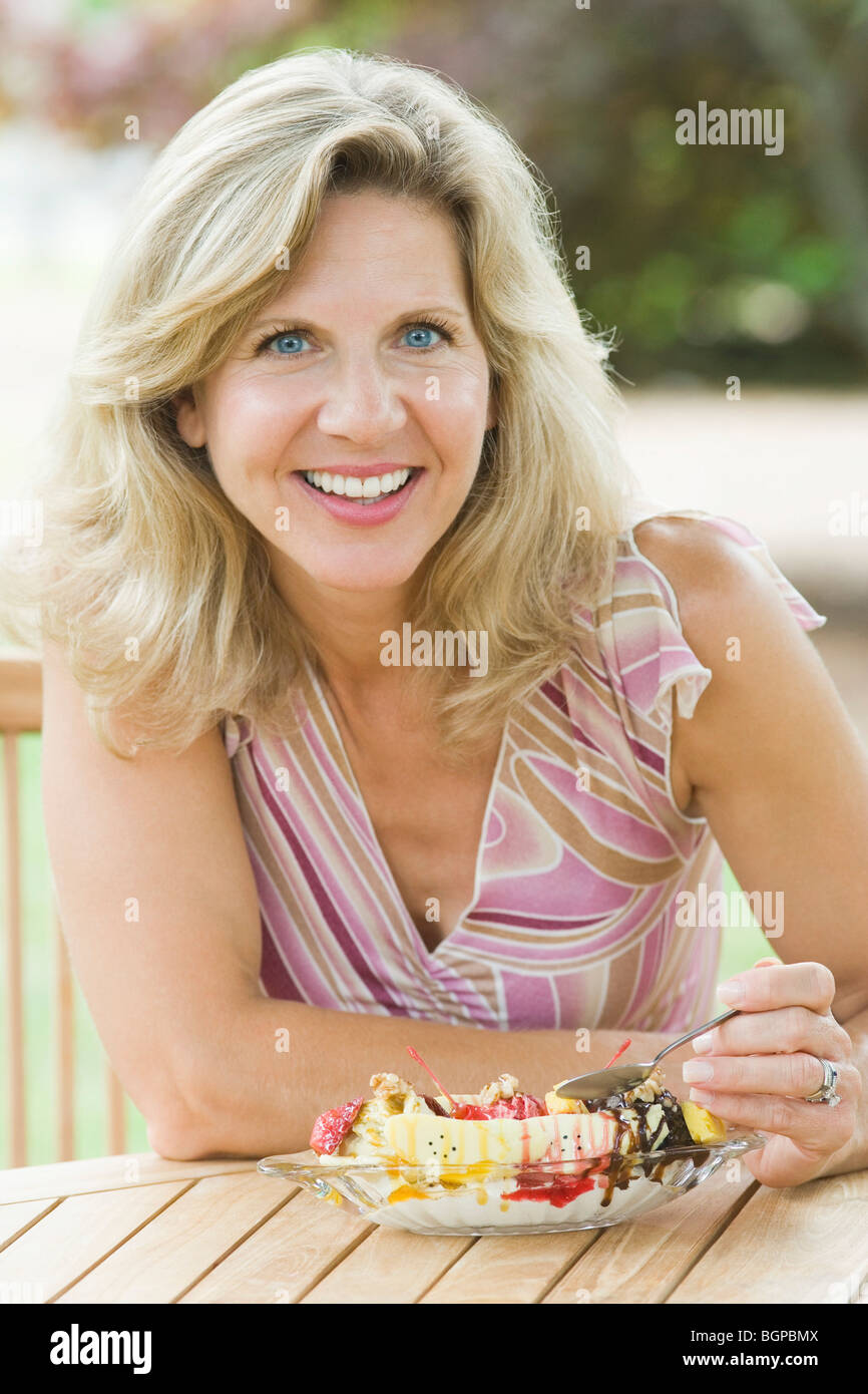 Ladies eating ice cream hi-res stock photography and images - Alamy
