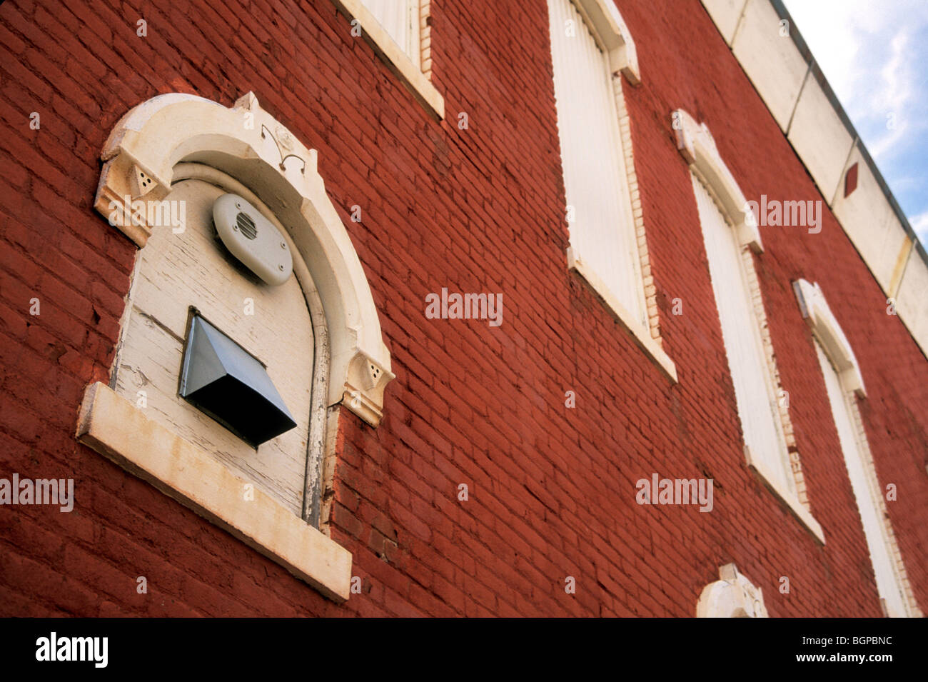 The side of a building in an alleyway Stock Photo - Alamy