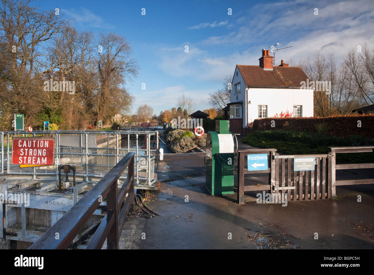 Benson Lock and Lock Keeper's Cottage, Oxfordshire, Uk Stock Photo - Alamy