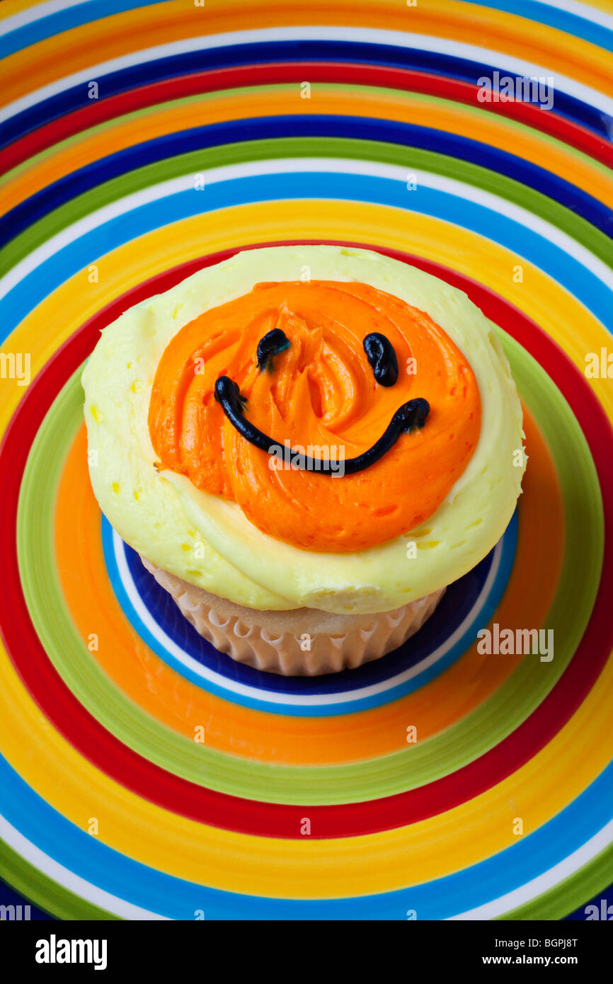 Smiley face and birthday cake hi-res stock photography and images - Alamy