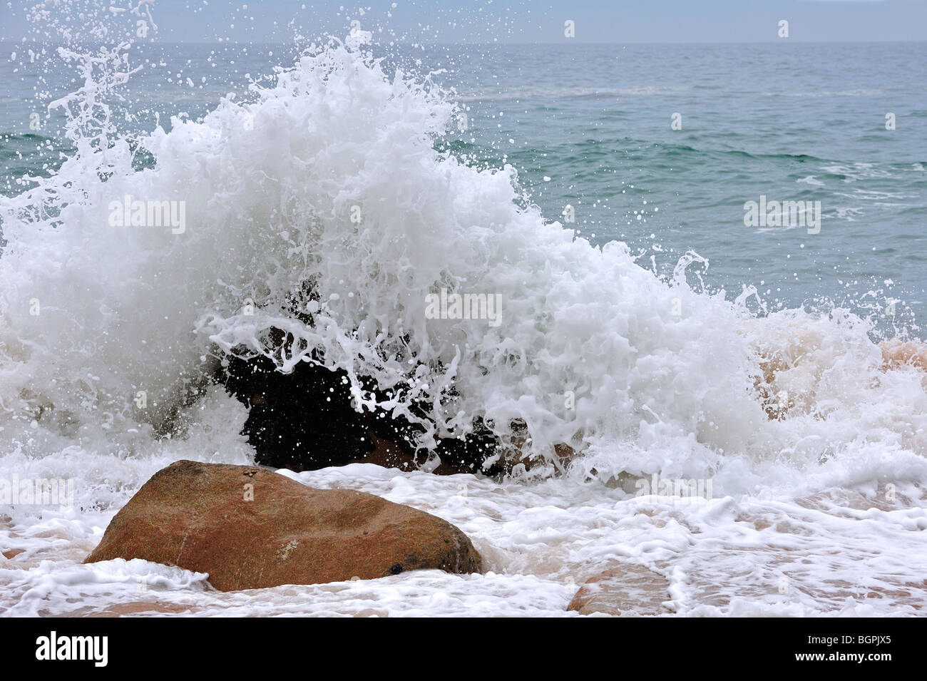 Sea wave splashing rock hi-res stock photography and images - Alamy
