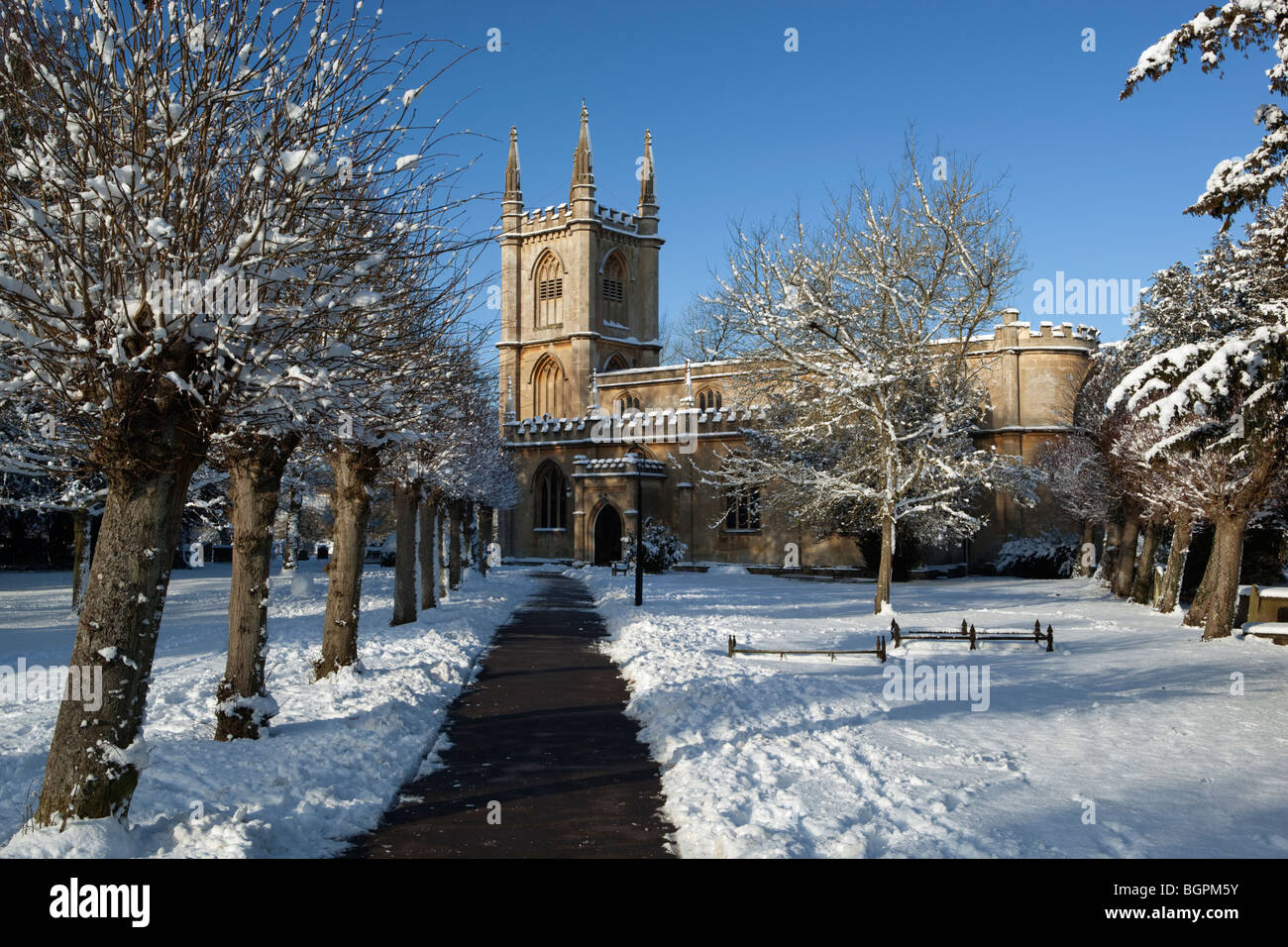 English church in the snow hi-res stock photography and images - Alamy