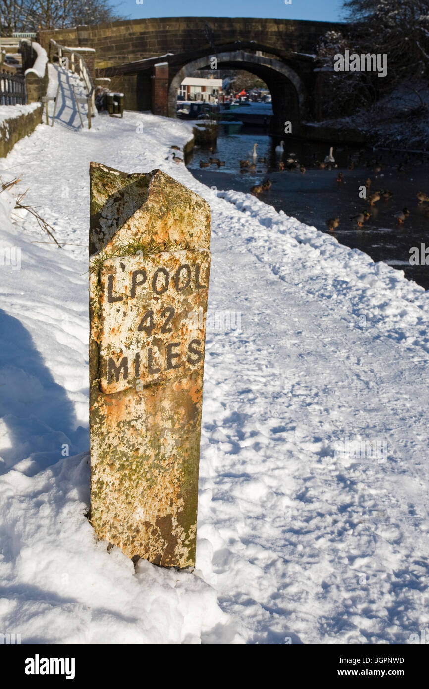 Signpost on leeds liverpool canal hi-res stock photography and images ...