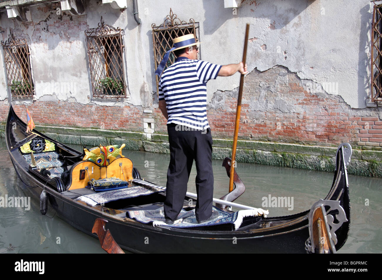 Venezia italia gondola gondolier hi-res stock photography and images ...