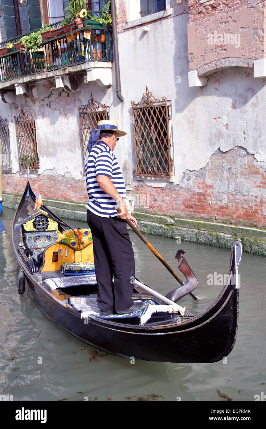 Gondolier and venice hi-res stock photography and images - Alamy
