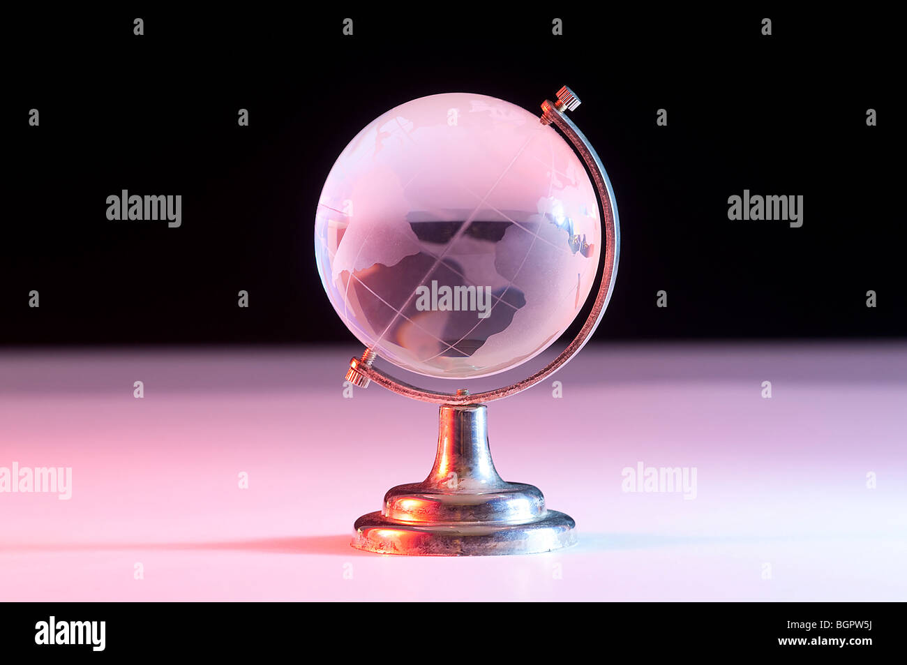 Magnifying glass globe hi-res stock photography and images - Alamy