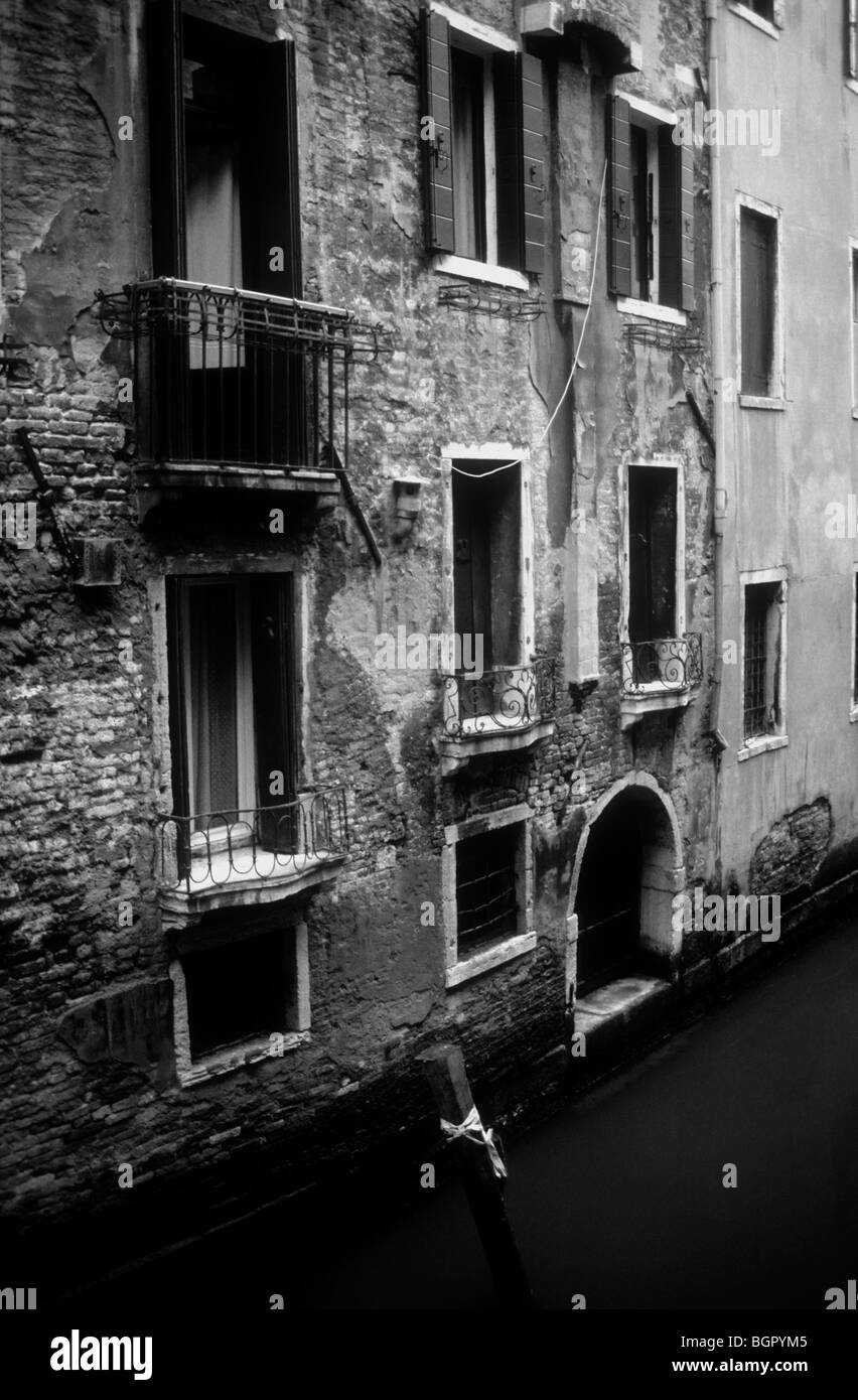 Decaying architecture Black and White Stock Photos & Images - Alamy