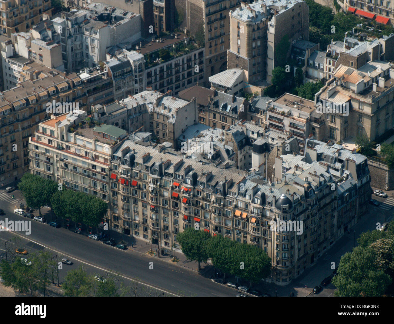 Paris homes eiffel hi-res stock photography and images - Alamy